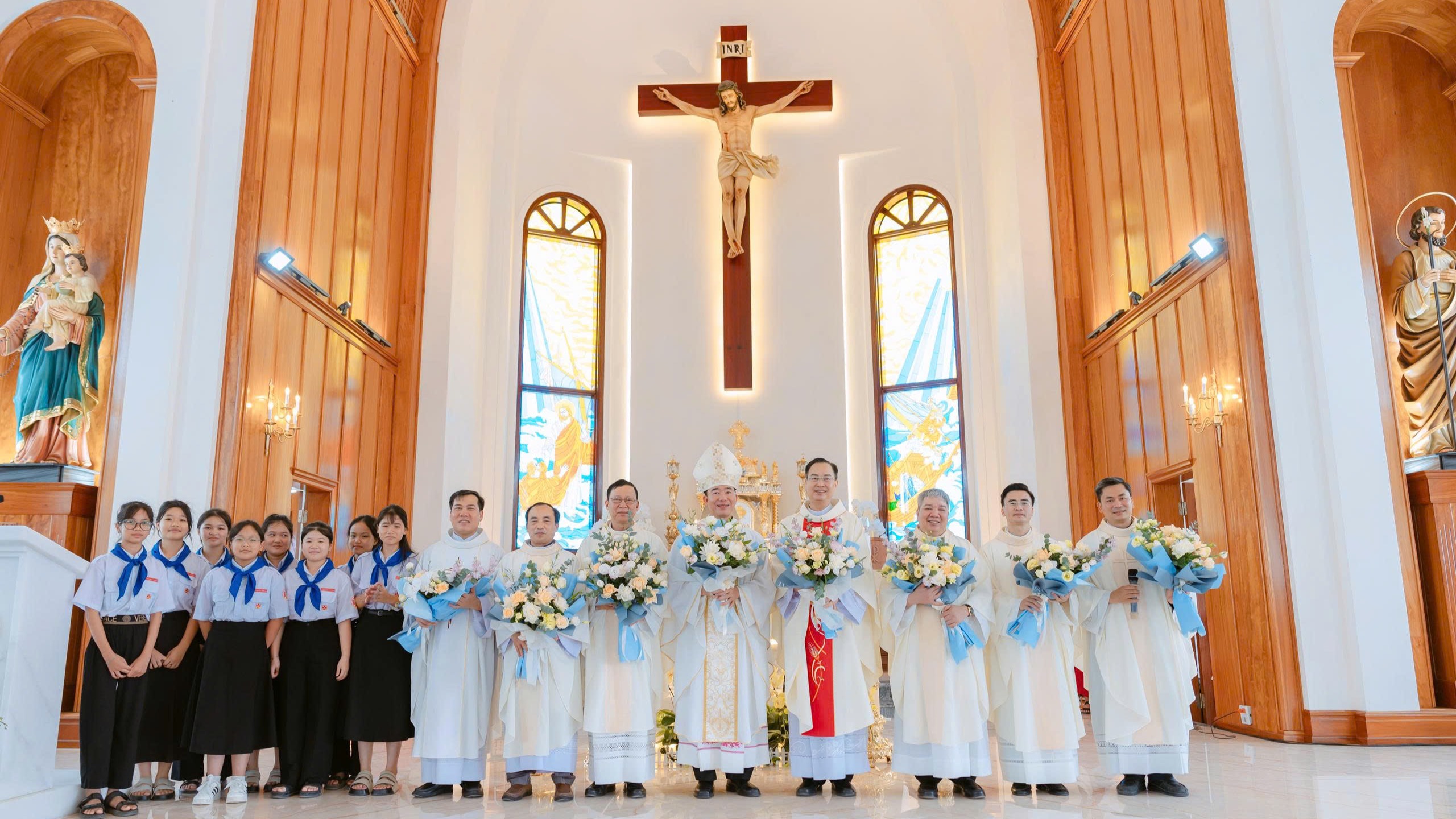 Giáo xứ Kim Lai long trọng mừng kính Đức Mẹ Mân Côi | Giáo Phận Hải Phòng